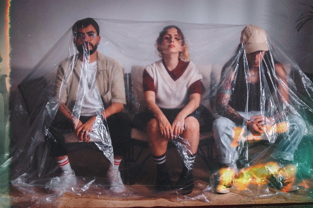 Asuntos Pendientes y De Bruces a Mí presentan 'Mala Suerte' | Página Zero